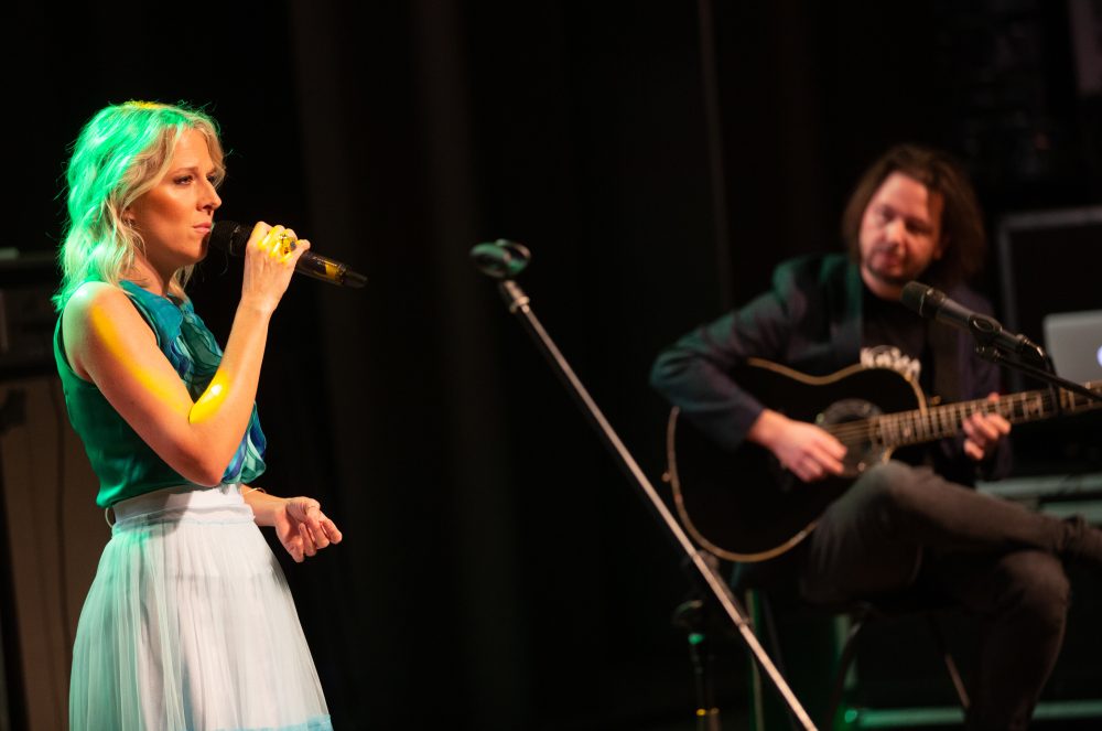 Így énekelte Wolf Kati a Gyöngyhajú lány című Omega dalt ...